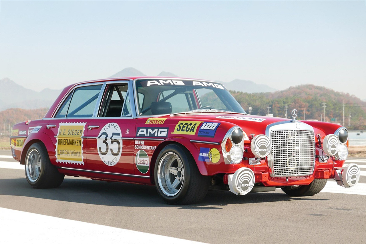 The “Red Pig”: Mercedes’ AMG 300SEL Takes the Racetrack - Motofutura