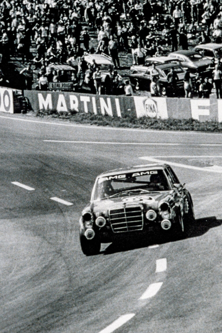 The “Red Pig”: Mercedes’ AMG 300SEL Takes the Racetrack - Motofutura