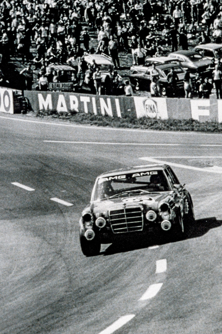 The “Red Pig”: Mercedes’ AMG 300SEL Takes the Racetrack - Motofutura